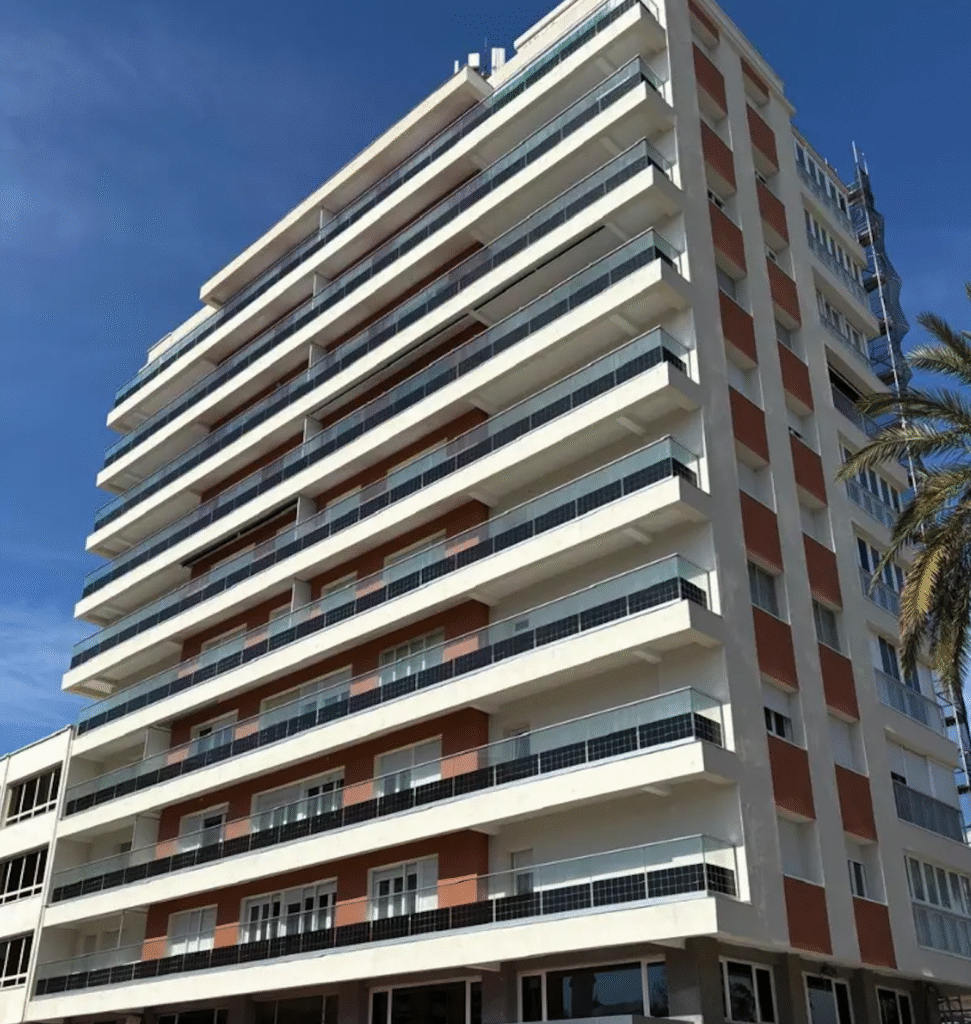 Rehabilitan un edificio con barandillas fotovoltaicas - pv magazine España